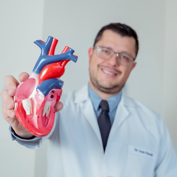 Dr. Ivan Paredes – Cardiólogo